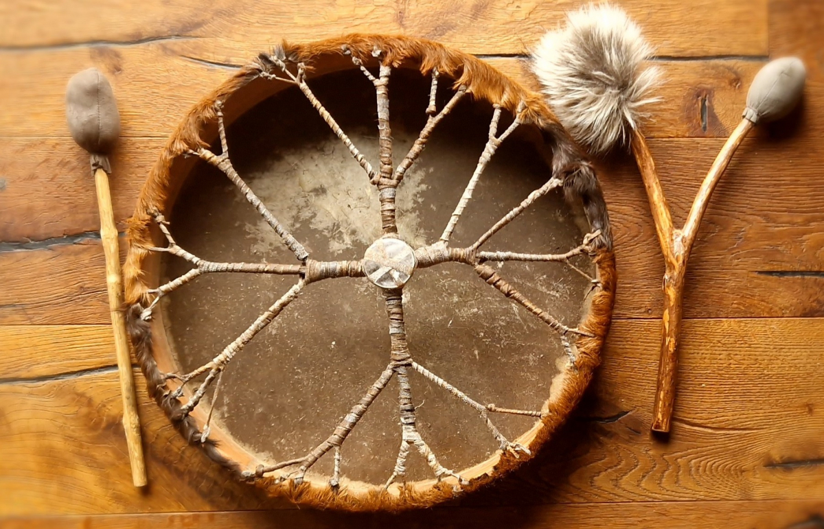 Šamanský buben 46cm Jasan Masiv s kamenem - Kozí kůže se srstí - Petro ...